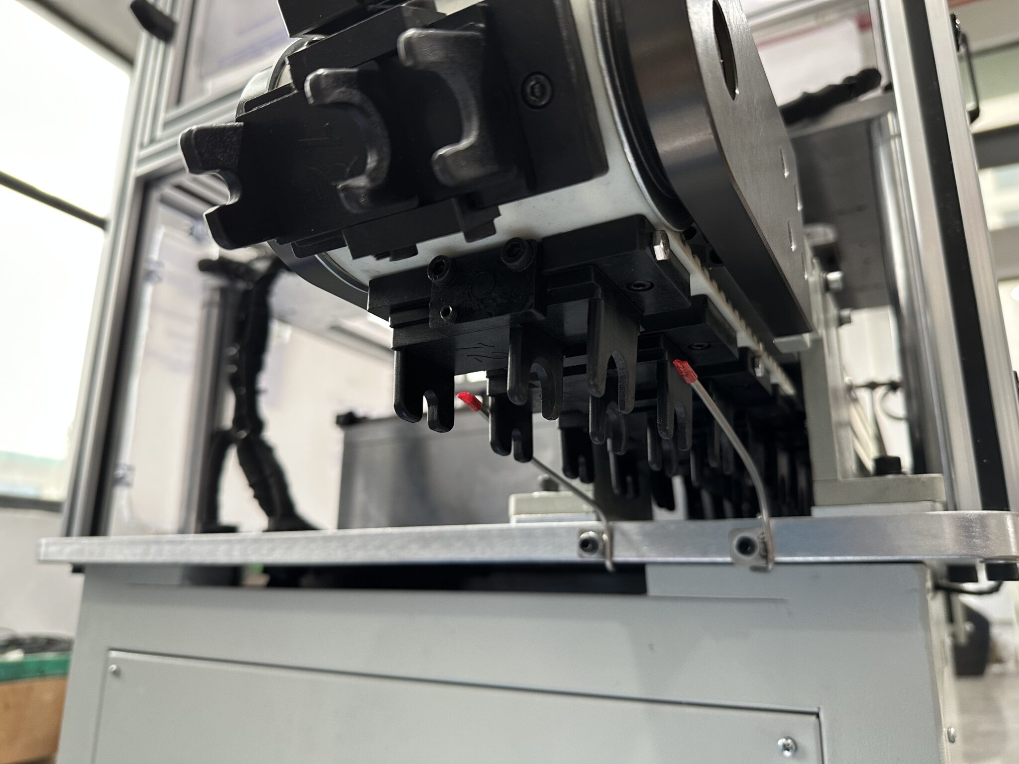 Automated Tube Cutting Machine with Switching of Different Products